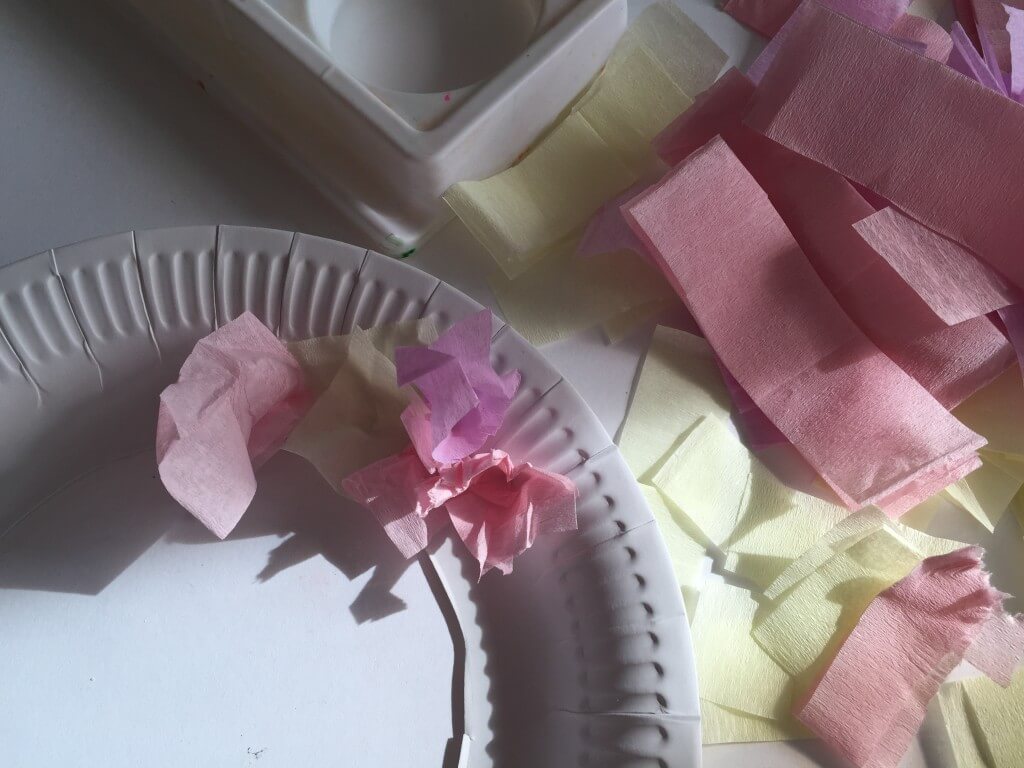 Spring tissue paper wreath tutorial - the-gingerbread-house.co.uk