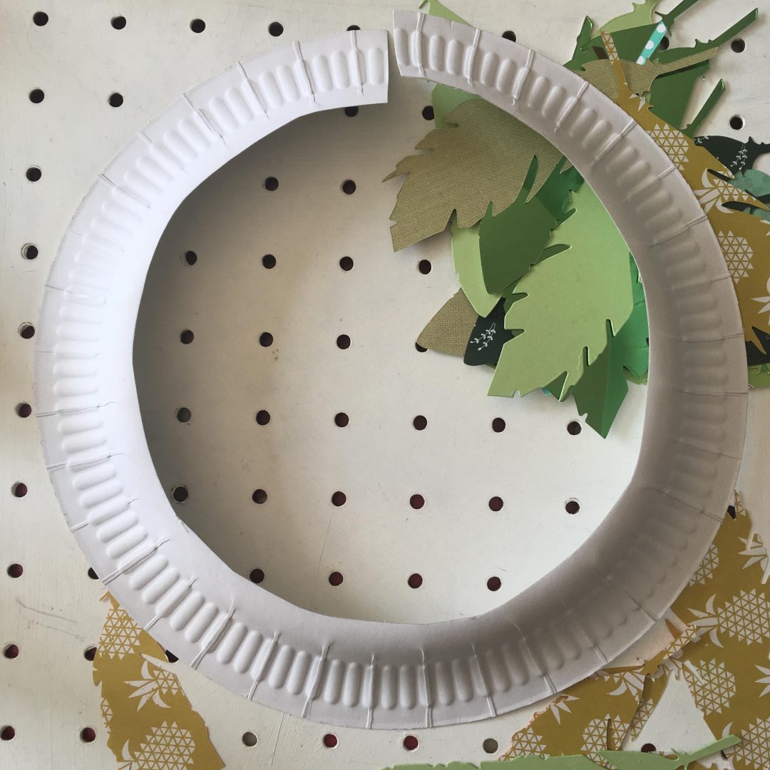 Paper plate laurel wreath craft for kids - the-gingerbread-house.co.uk