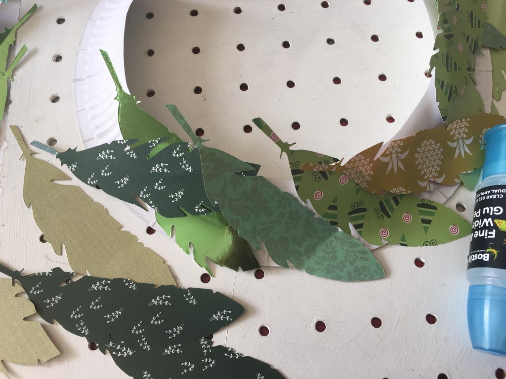 Paper plate laurel wreath craft for kids - the-gingerbread-house.co.uk