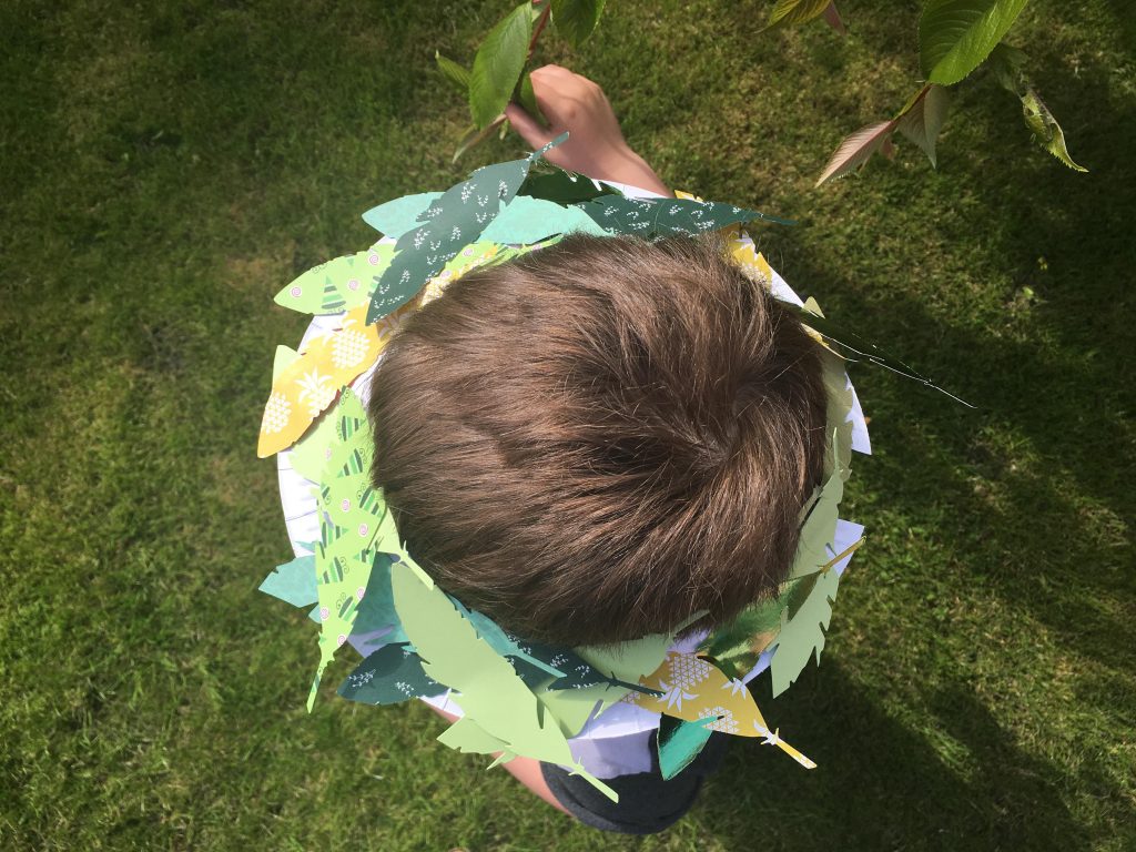 Paper plate laurel wreath craft for kids - the-gingerbread-house.co.uk