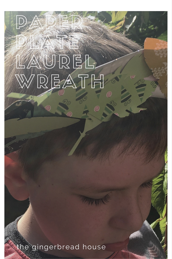 Paper plate laurel wreath craft for kids - the-gingerbread-house.co.uk