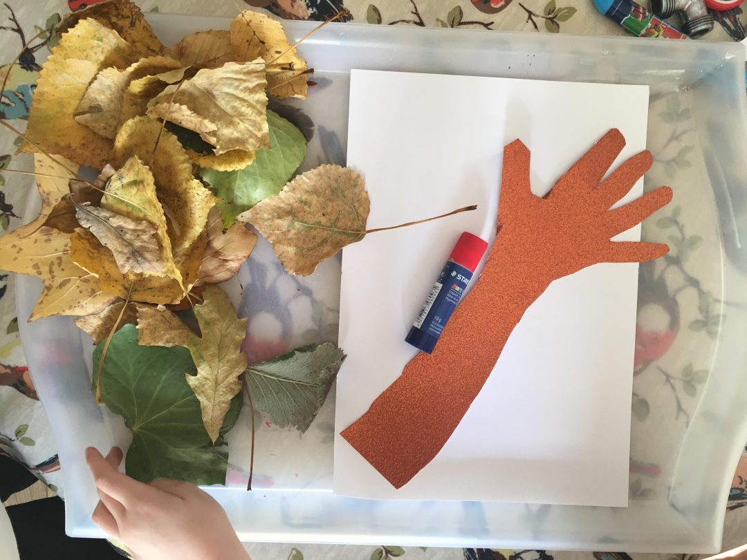 Hand print leaf craft for kids - the-gingerbread-house.co.uk