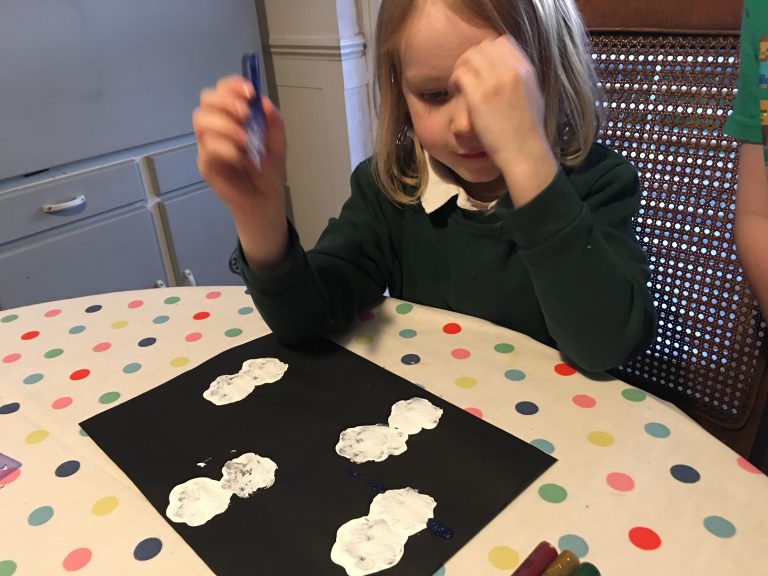 Potato print snowmen craft for kids - the-gingerbread-house.co.uk