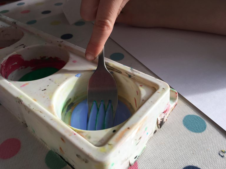 Painted Spring flower craft for kids - the-gingerbread-house.co.uk