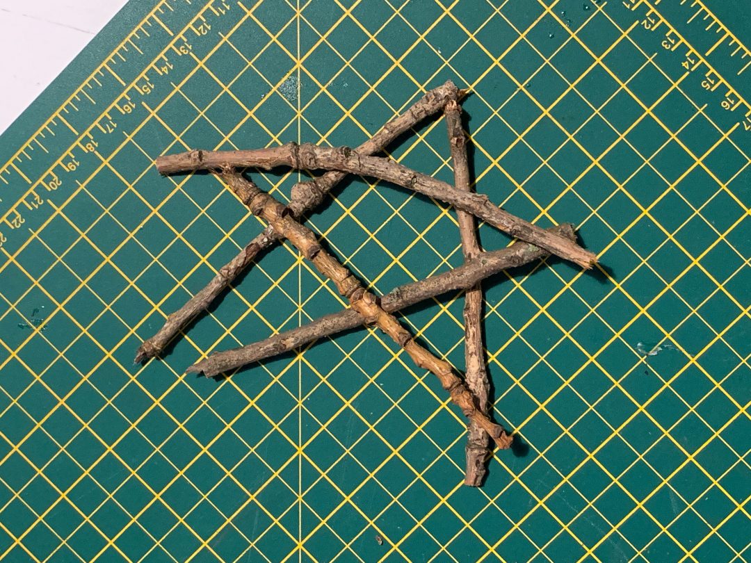 How to make a simple twig star decoration - the-gingerbread-house.co.uk