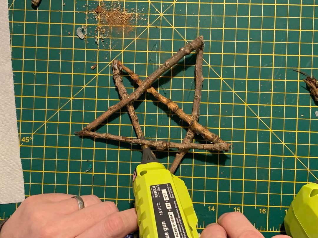 How to make a simple twig star decoration - the-gingerbread-house.co.uk