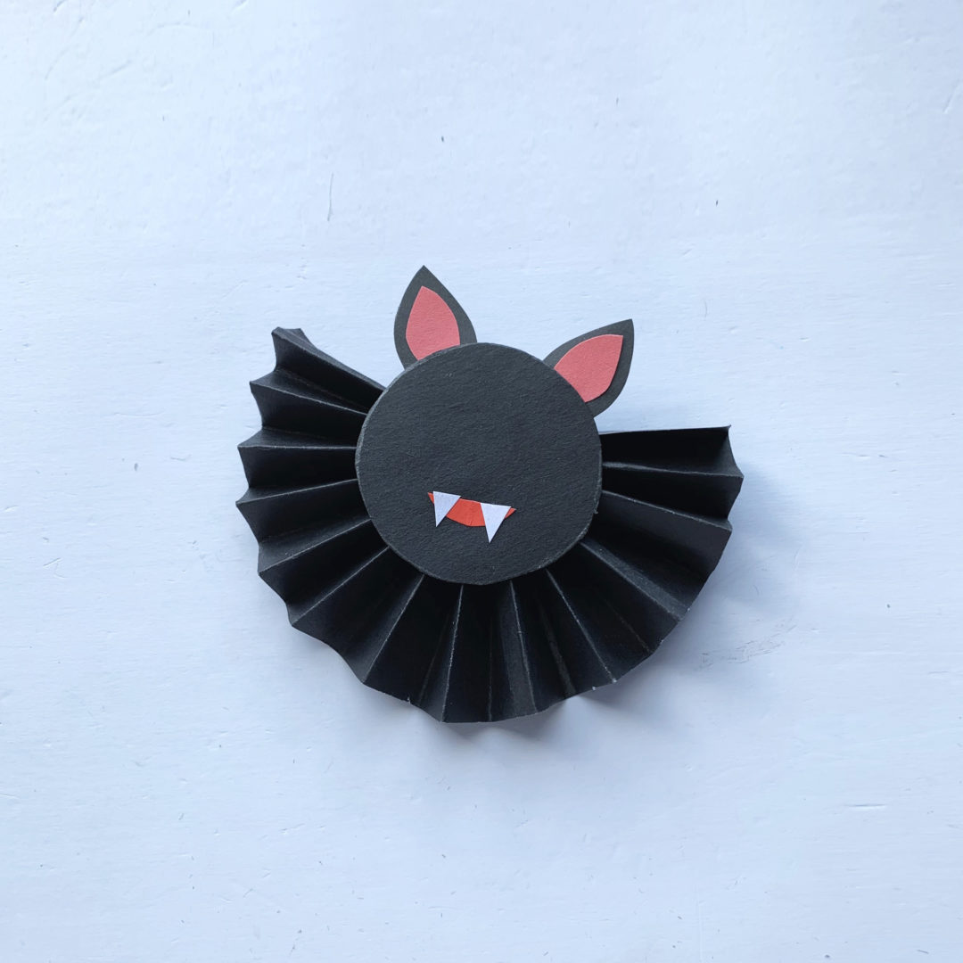 Spooky accordion fold bat craft for kids - the-gingerbread-house.co.uk