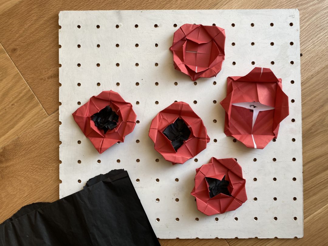 How to make an origami poppy wreath - the-gingerbread-house.co.uk