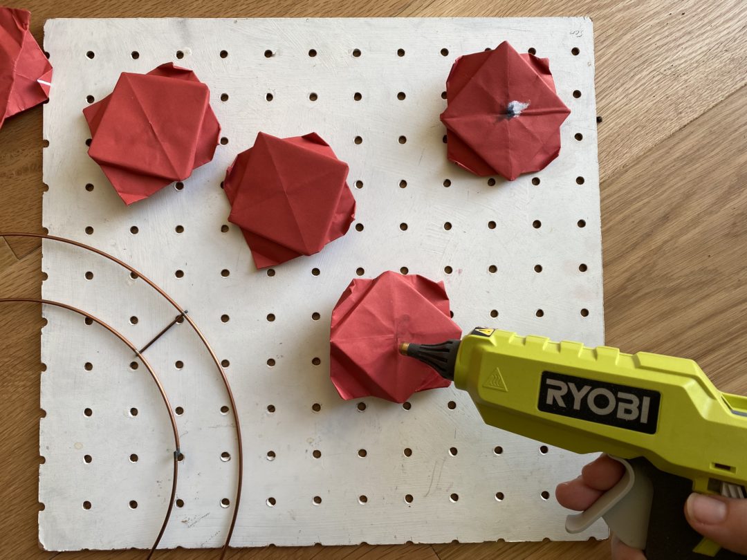 How to make an origami poppy wreath - the-gingerbread-house.co.uk