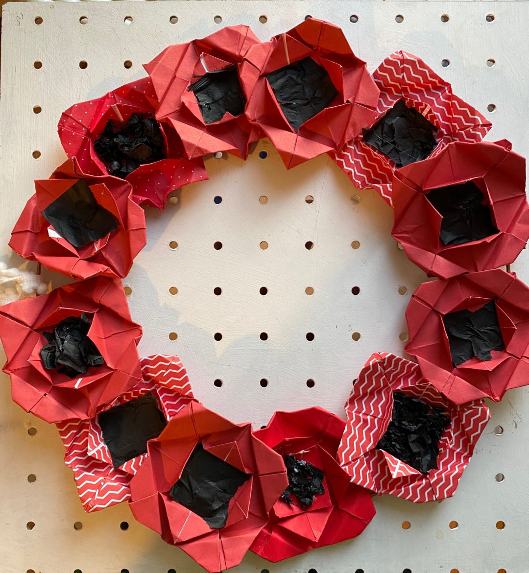 How to make an origami poppy wreath - the-gingerbread-house.co.uk