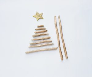 Easy Christmas tree stick craft for kids - the-gingerbread-house.co.uk