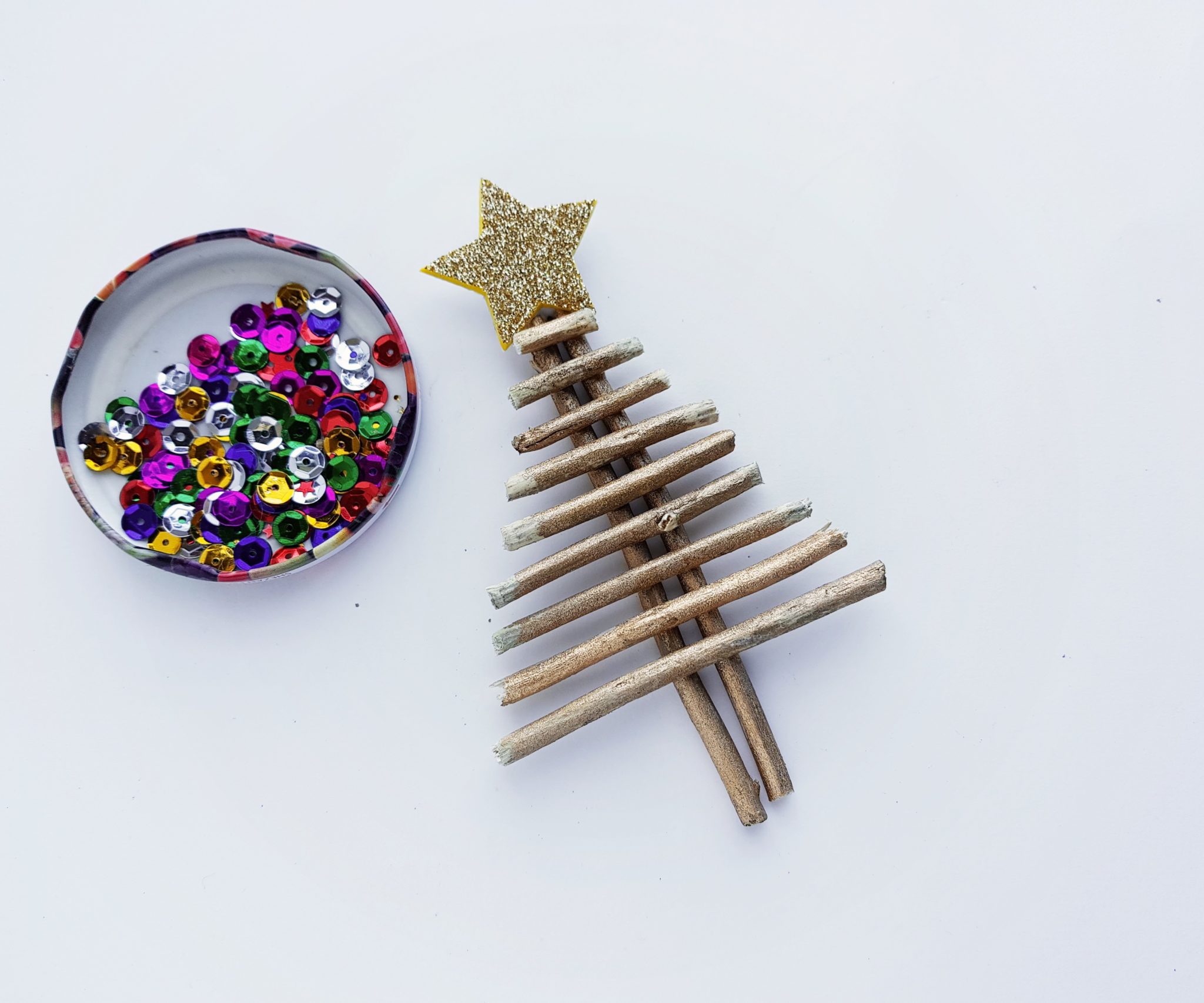 Easy Christmas tree stick craft for kids - the-gingerbread-house.co.uk