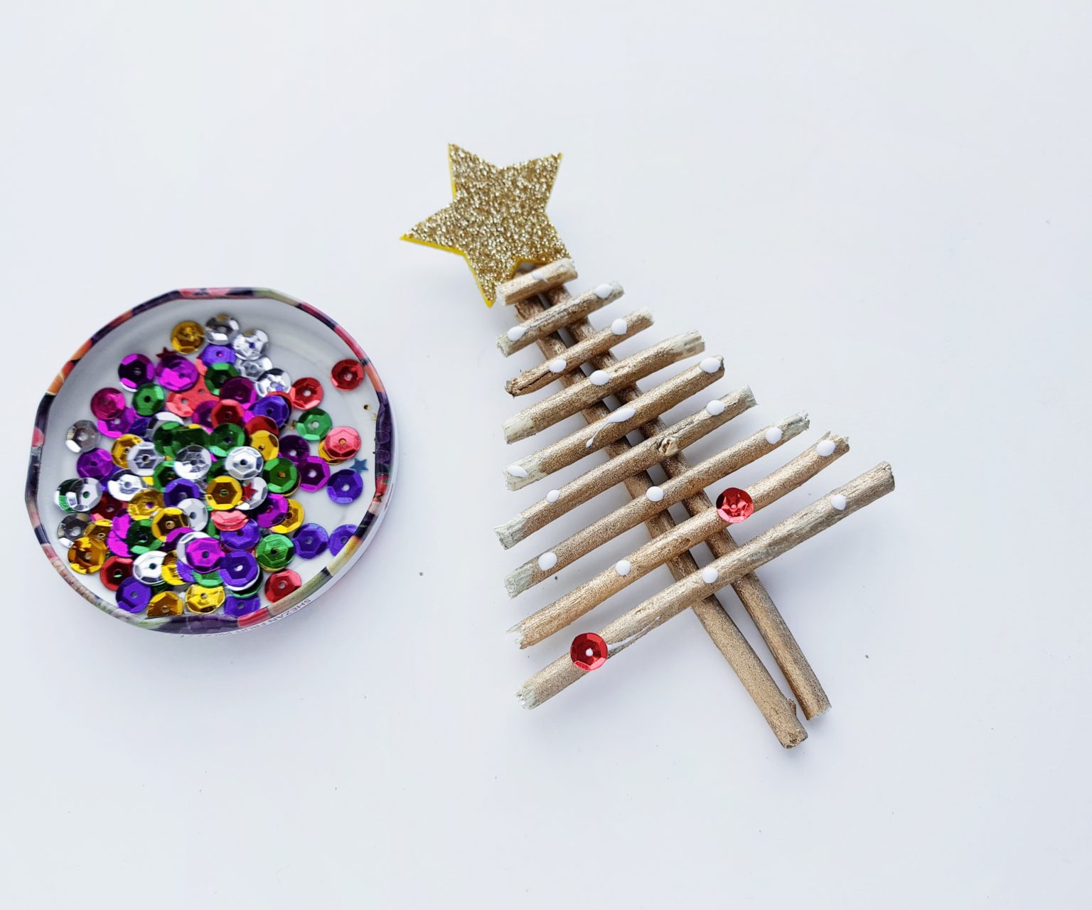 Easy Christmas tree stick craft for kids - the-gingerbread-house.co.uk