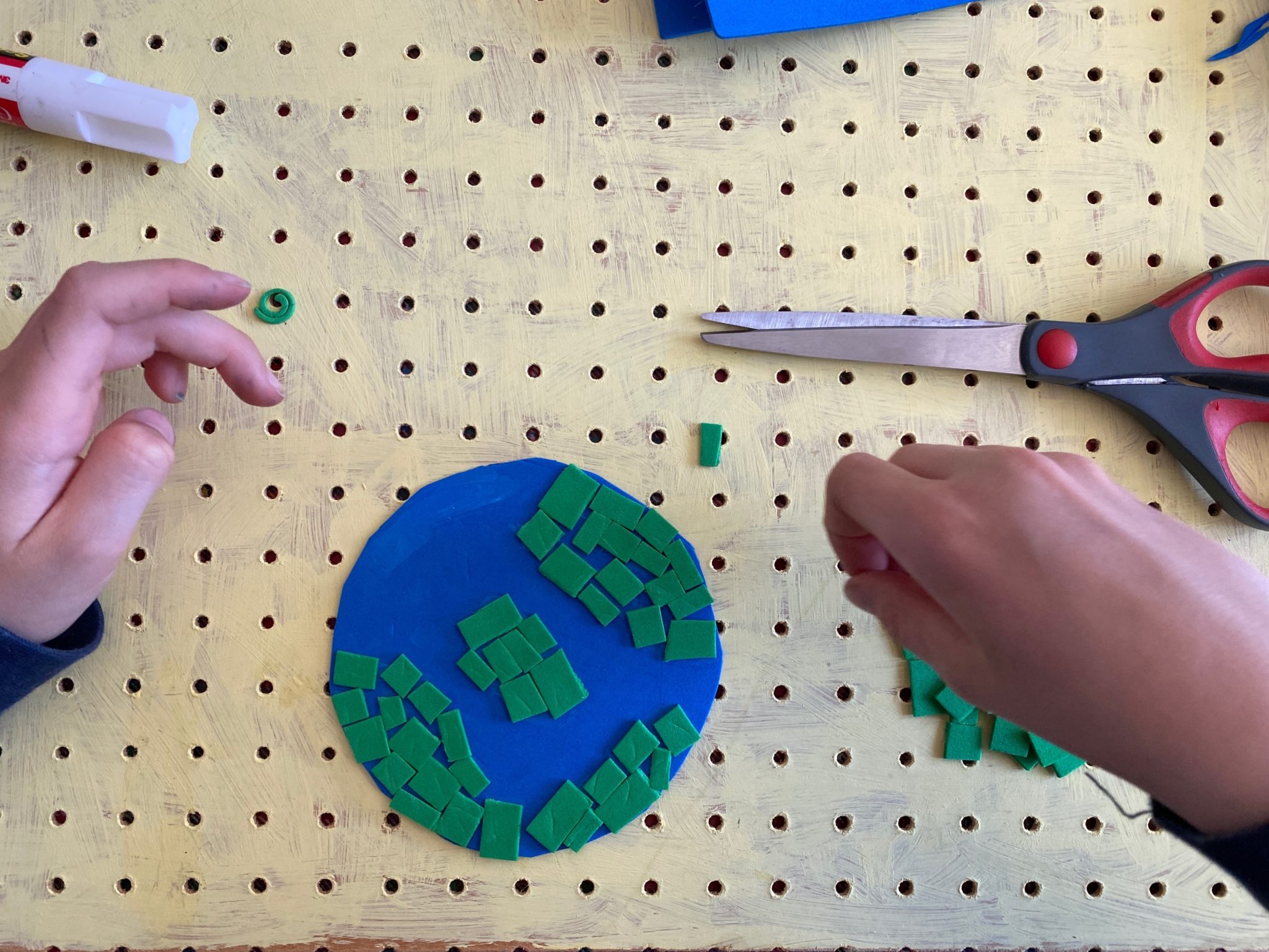 Simple Earth Day mosaic craft for kids - the-gingerbread-house.co.uk