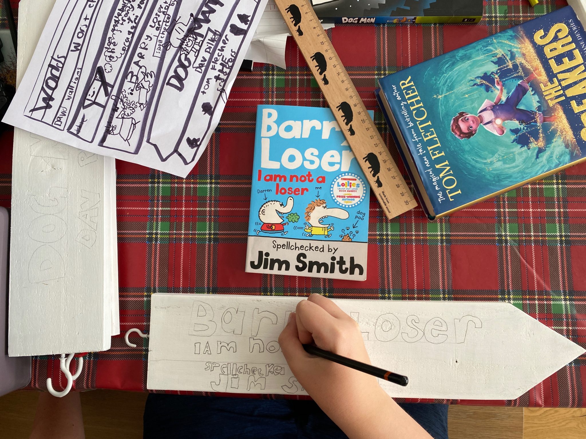 How to make a DIY book sign post - the-gingerbread-house.co.uk