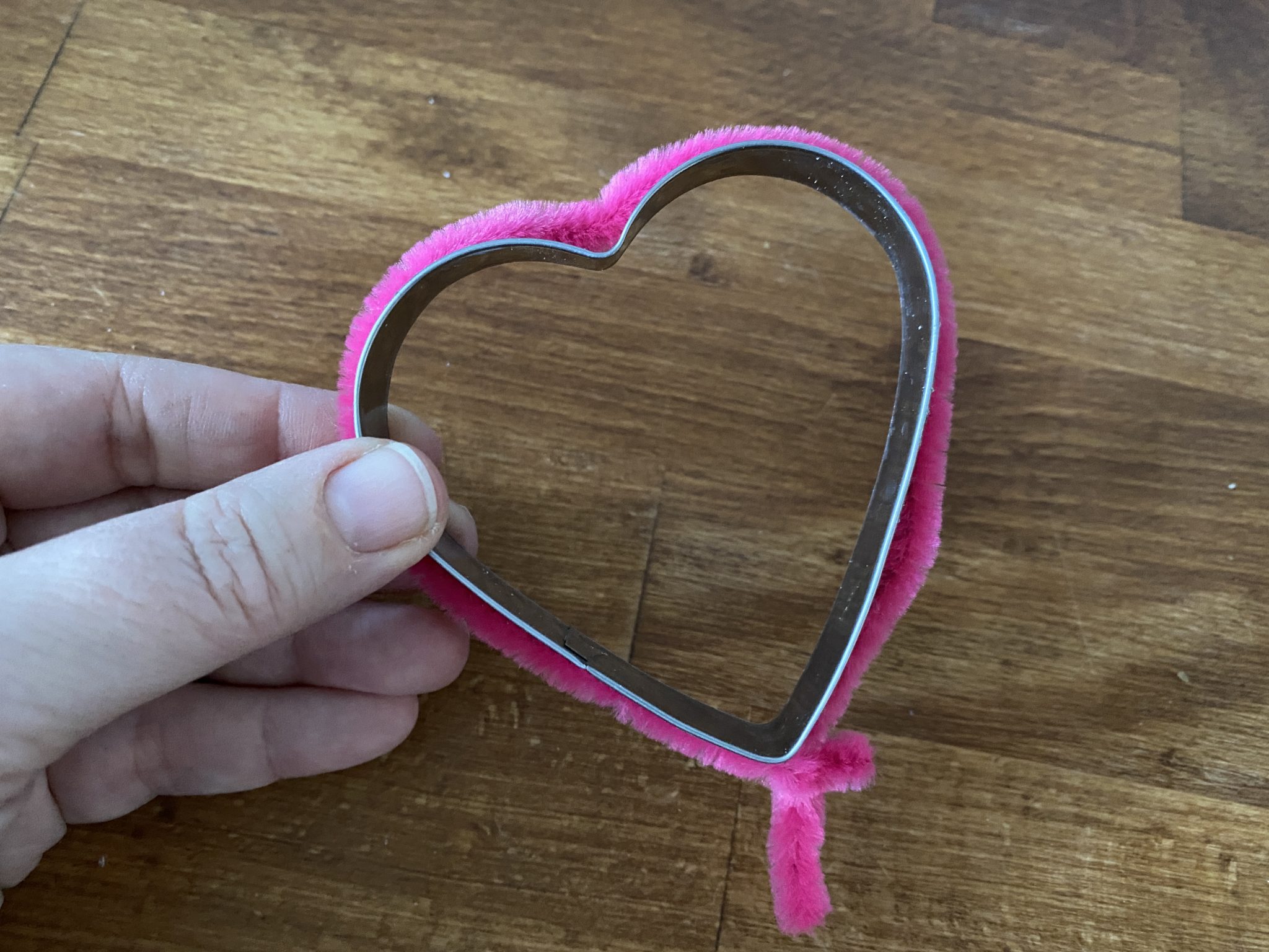 Make Epsom Salt pipe cleaner hearts - the-gingerbread-house.co.uk